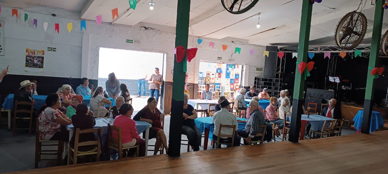 Atividade com os idosos alusivo ao Dia dos Pais - Age-Friendly World